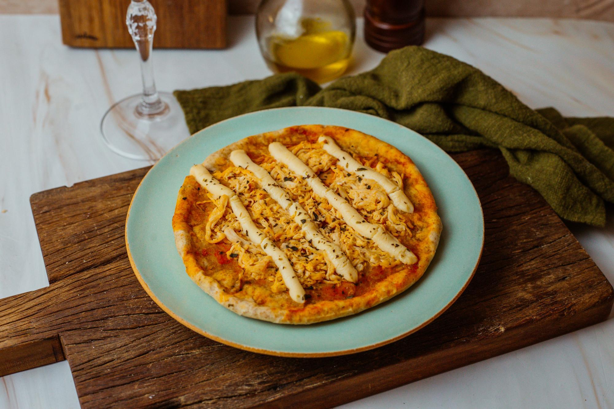 MINI PIZZA DE FRANGO COM REQUEIJAO CREMOSO INTEGRAL